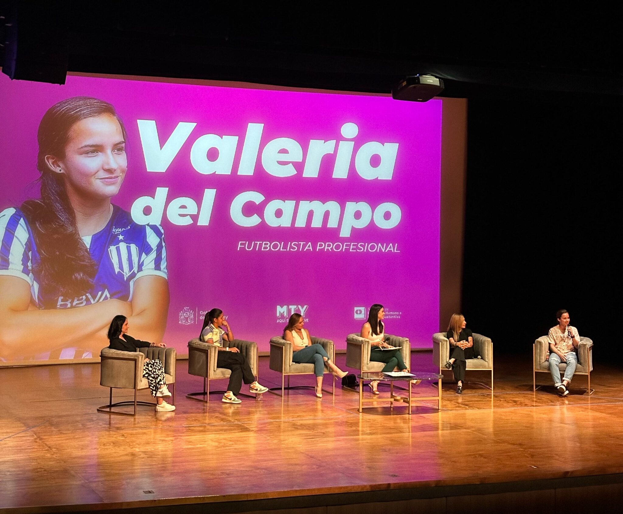 Valeria del Campo inspira en el Panel de Mujeres en el Deporte. – Just ...