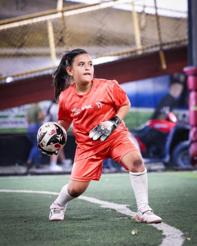 Samantha Aguilar: ¡una portera de 9 años con el corazón gigante y los ...